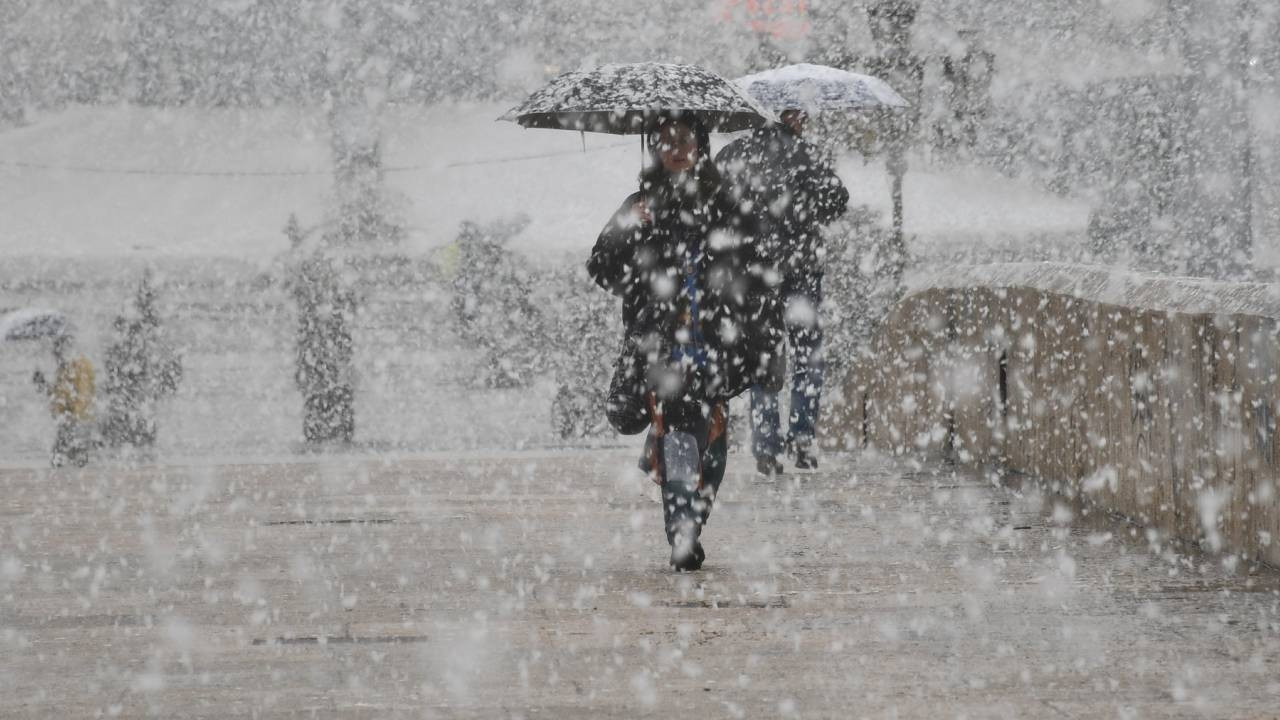 Sıcaklıklar düşüyor, Türkiye buz kesecek: 37 kent için 'sarı' ve ...