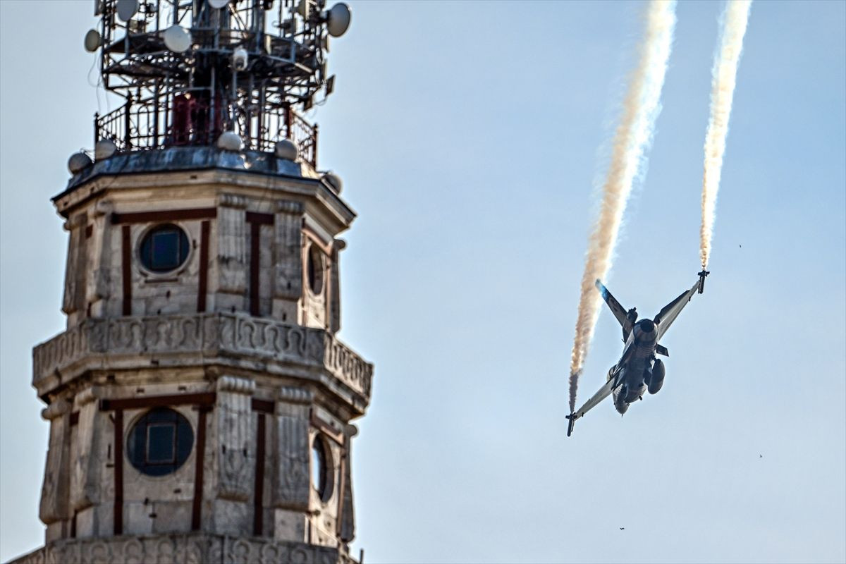 İstanbul semalarında merak edilen savaş uçakları SOLOTÜRK'ün fetih ...